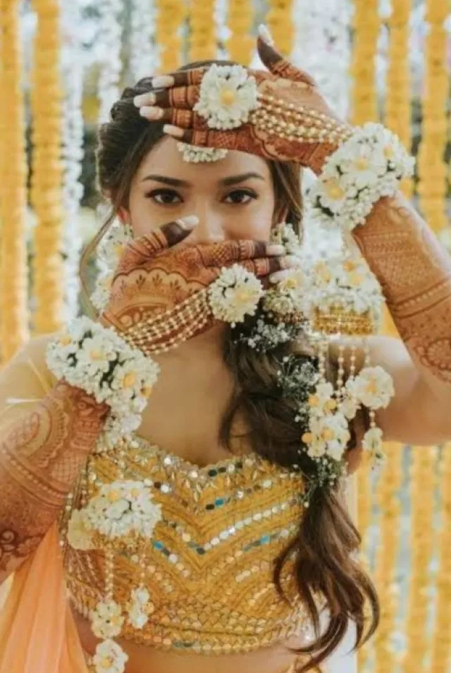 20 Beautiful Ring And 'Haathphool' Designs For Mehendi, From Seashell Rings To Floral 'Haathphool'