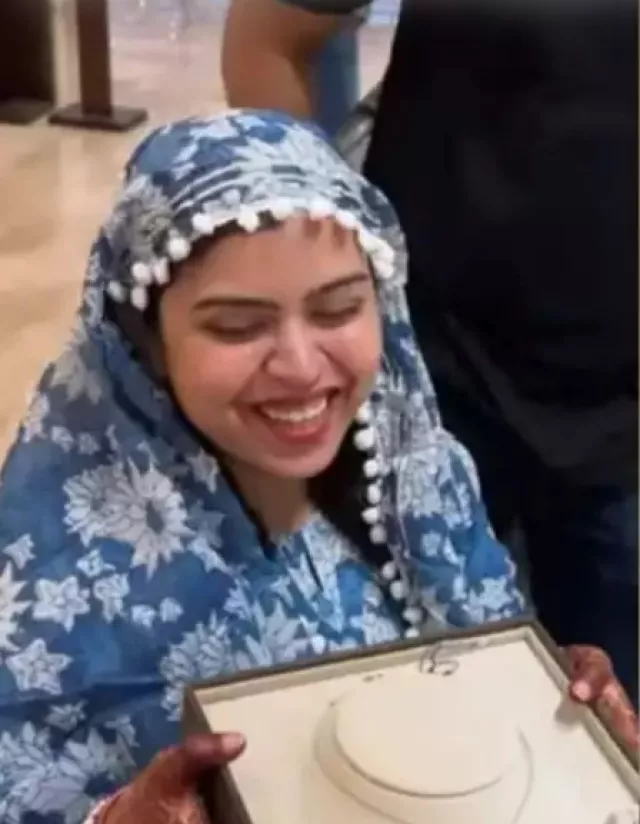 Shoaib Ibrahim Gifts A Special Diamond Necklace To His Sister, Saba ...