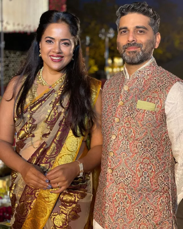 Sameera Reddy Repeats Her Wedding Saree After 8 Years, Recreates It ...