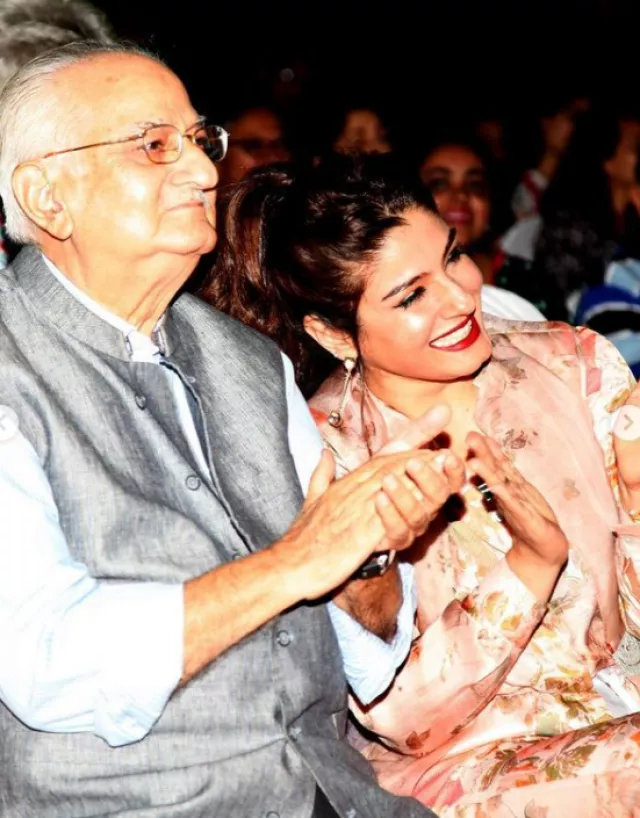 Teary-Eyed, Raveena Tandon Performs Last Rites Of Her Father, Ravi ...