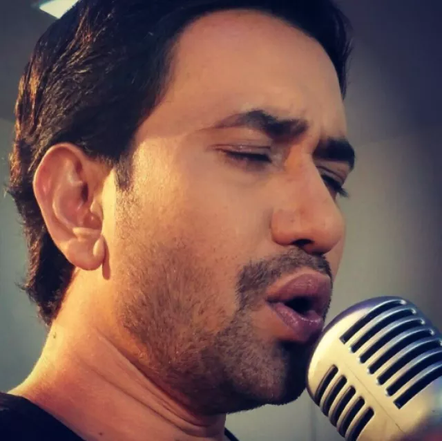 Dinesh Lal Yadav's Facts: From Nirahua's Real Wife To His Alleged Love ...