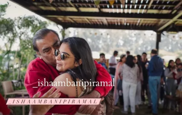 Isha Ambani Grabs Father, Mukesh Ambani's Hand In The Crowd, Internet ...