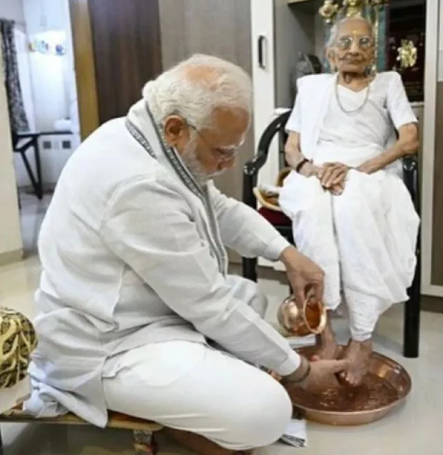 PM Narendra Modi Washes Mother, Heeraben Modi's Feet On Her 100th ...