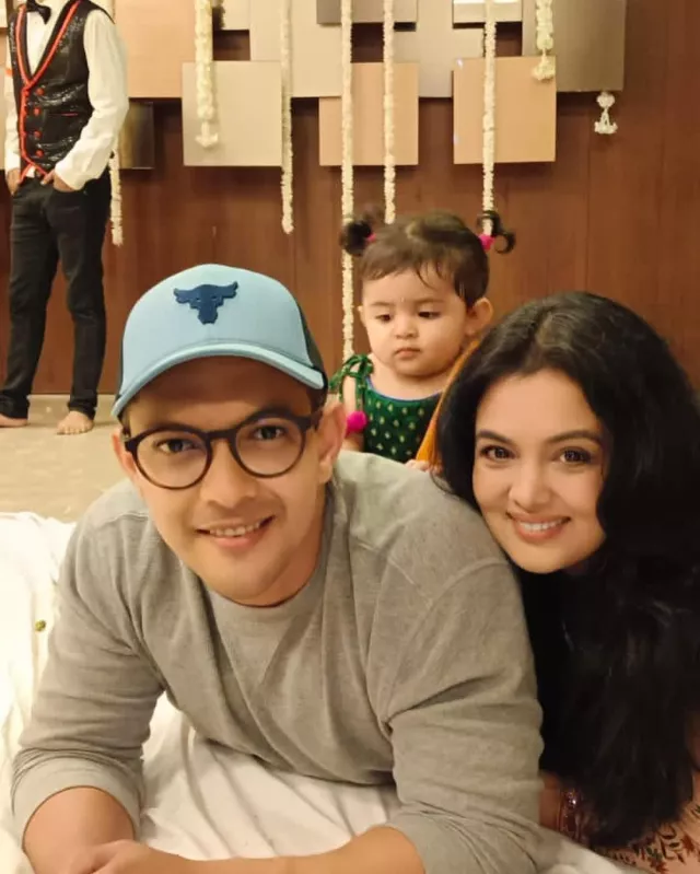 Aditya Narayan's Wife, Shweta Agarwal Hilariously Says 'Do Bachche Hai, Yeh Pehela' Pointing At Him