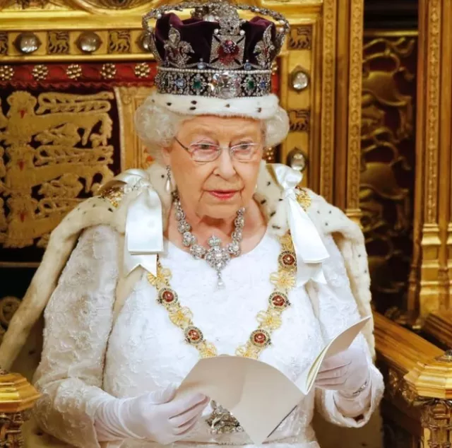 Queen Elizabeth's 500 Million Dollar Net Worth: Her Income, Assets And ...