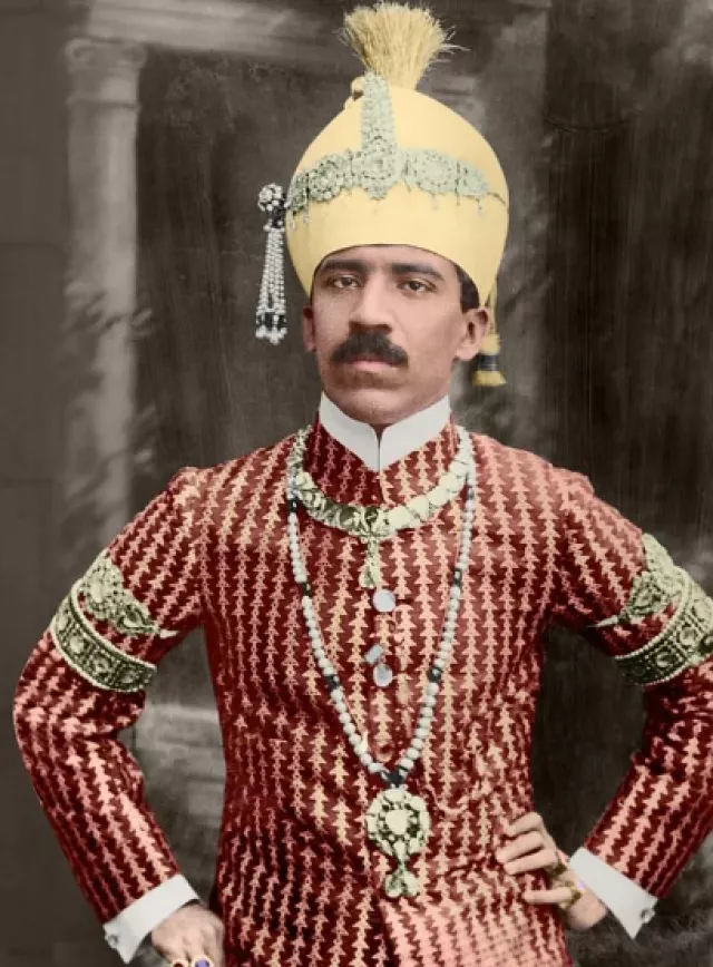 When Queen Elizabeth II Received 300-Diamond-Studded Necklace From ...