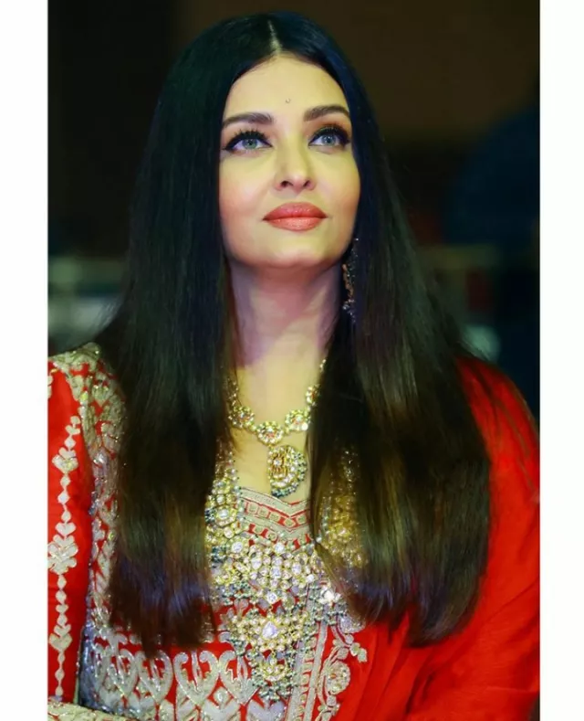 Aishwarya Rai Bachchan Exudes Royal Vibes In A Red-Coloured 'Kurta' Set ...