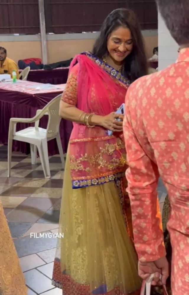 Disha Vakani AKA 'Dayaben' From 'TMKOC' Attends A Navratri Event With ...