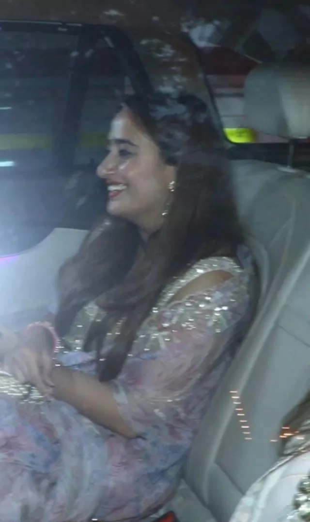 Varun Dhawan's Wifey, Natasha Dalal Looks Pretty As She Dons A Lavender ...