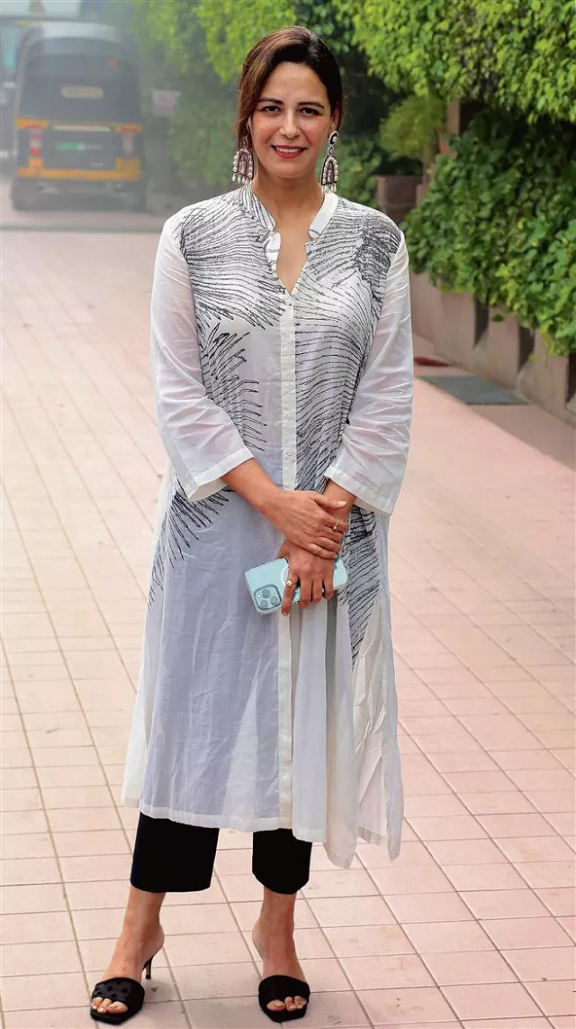 Mona Singh Drops First Picture Of Shah Rukh Khan From His 58th B'Day ...