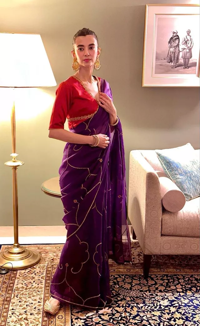 Saba Azad Flaunts BF, Hrithik Roshan's Photography Skills, Turns Muse ...