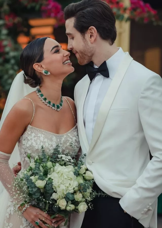 Bride Wore A 'Zardozi' Embroidered Lehenga At D-Day, Stuns In A White ...