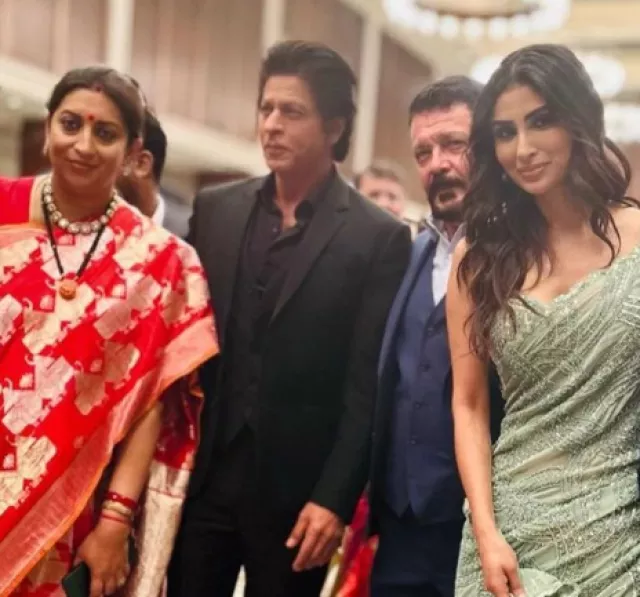 Smriti Irani's Daughter's Reception: Shah Rukh Khan Looks Suave As He ...
