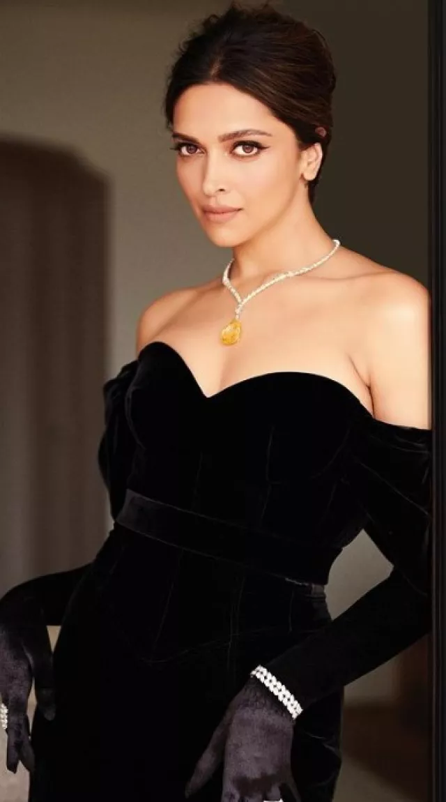 Deepika Padukone Looks Stunning In A Short Pink Feather Dress For ...
