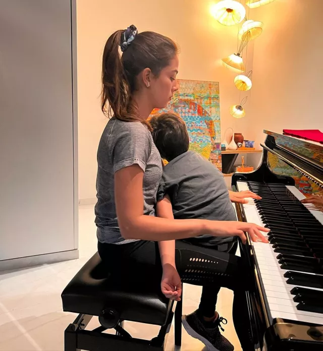 Mira Rajput Calms Her Son, Zain By Melodiously Playing Piano, Tells Him ...