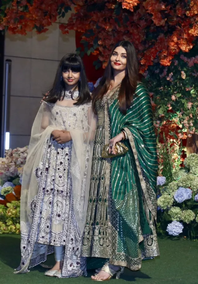 Aishwarya Rai Bachchan And Daughter, Aaradhya Stun In Ethnic Outfits As ...