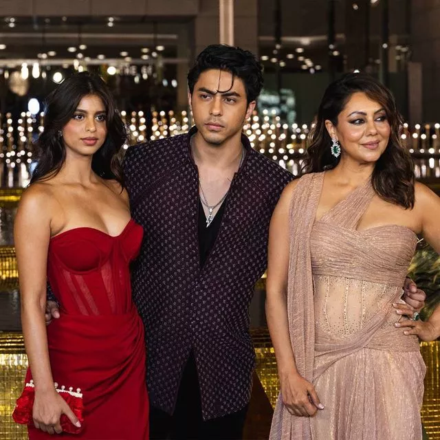 Shah Rukh Khan Joins Wifey, Gauri And Kids In An Unseen Picture From ...