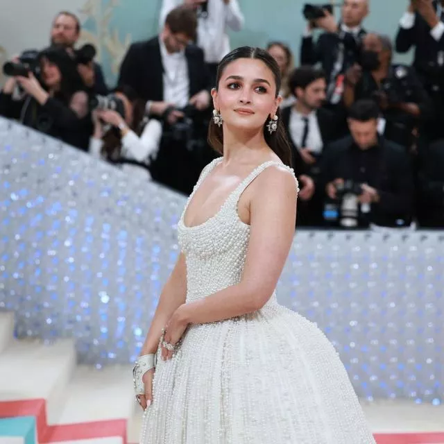 Alia Bhatt Gets Mistaken For Aishwarya Rai By Paps At Met Gala, Netizen ...