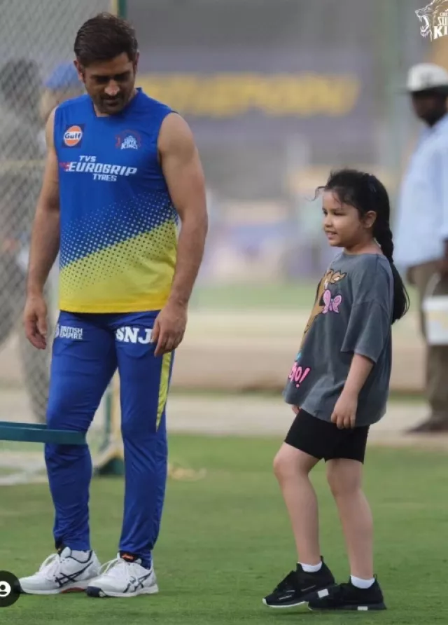 Mahendra Singh Dhoni Plays Football With Daughter, Ziva, She Looks Cute ...
