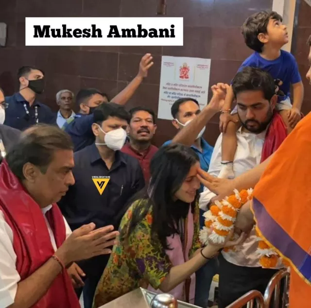 Mukesh Ambani Visits Siddhivinayak Temple With Family, Little Prithvi ...