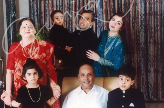 Mukesh And Nita Ambani's Rare Picture With Their Kids, Akash, Anant And ...