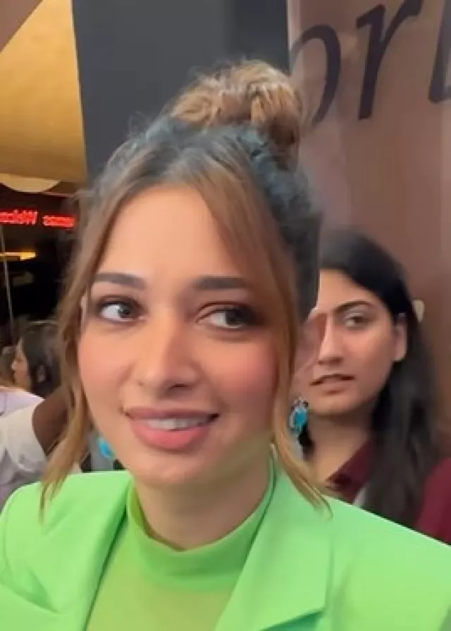 Tamannaah Bhatia Blushes As Paps Complimented Former And Vijay Varma's ...