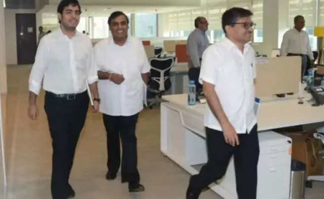 Mukesh Ambani Gave Rs. 1500 Crores As A Gift To His Special Employee ...