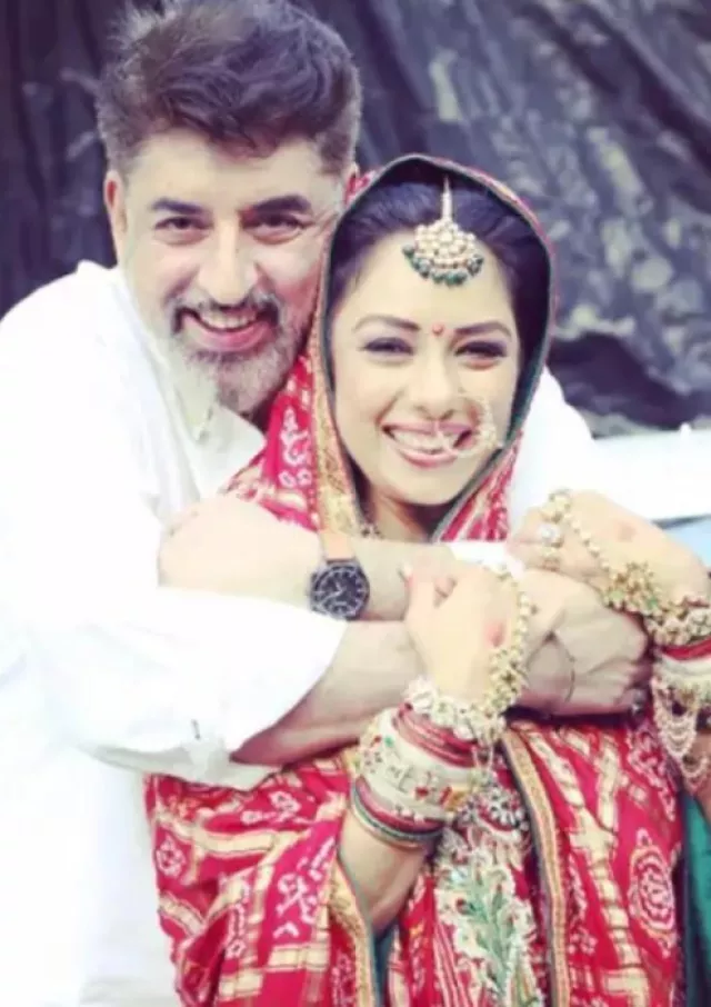 'Anupamaa' Fame, Rupali Ganguly Romances Husband, Ashwin In Rain, Fans ...