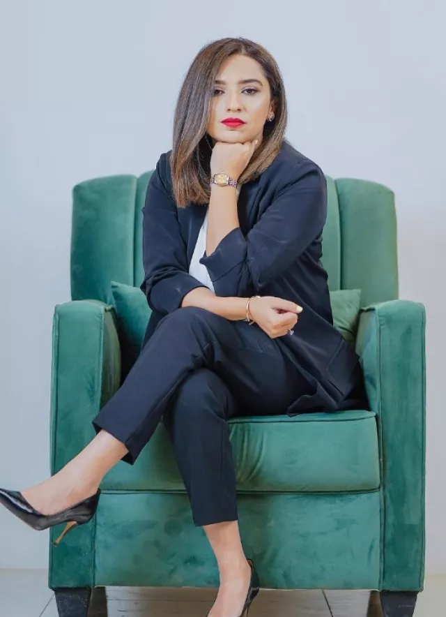 12 Stunning Pakistani Female News Anchors, Who Added Glamour To Reporting: Kiran Naz To Maria Memon