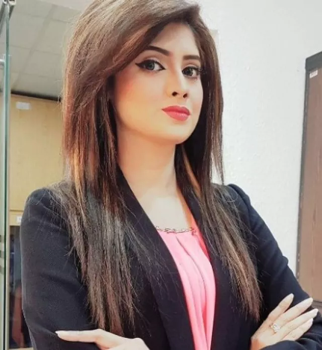 12 Stunning Pakistani Female News Anchors, Who Added Glamour To ...