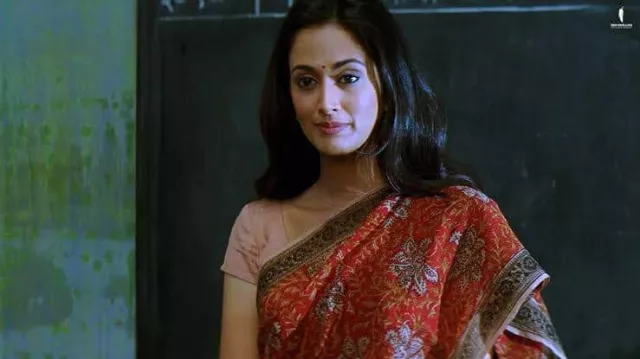 Gayatri Joshi: Debut With 'Swades', Left Acting After Marriage, Husband's Net Worth Rs 45,000 Crores