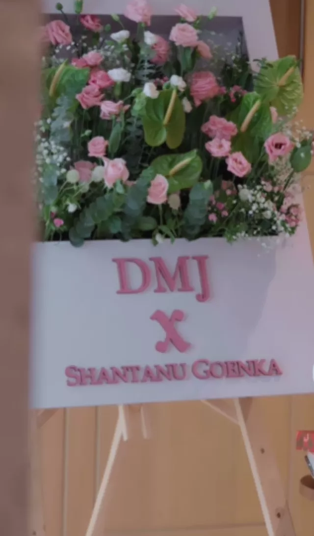 Isha Ambani Dons A Minimalist Suit At Diya Mehta's Exhibition, Sister ...