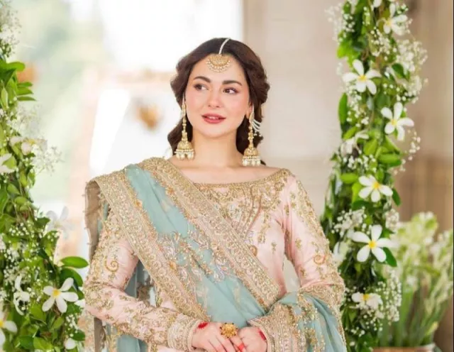 Pakistani Actress, Hania Aamir Enacts The Iconic 'SRK Pose' In London ...