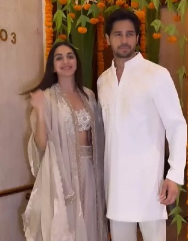 Kiara Advani-Sidharth Shed Royalty In Traditional Attires For Ganesh Puja At Manish Malhotra's Home