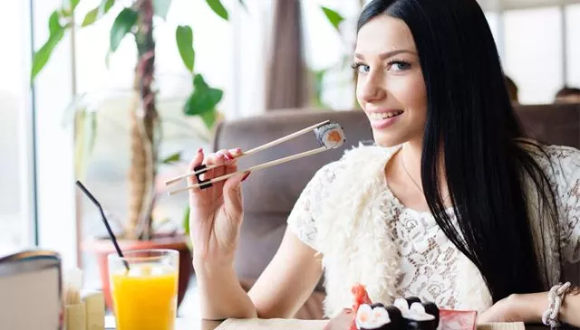 7 Effective Tricks to Stick to Your Diet While Eating Out