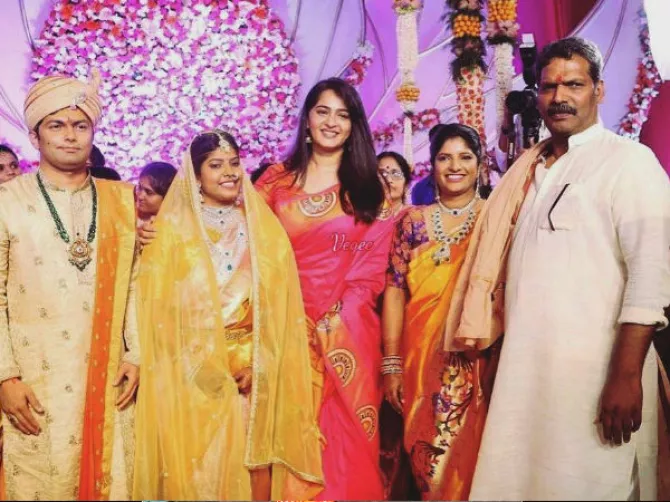 Alleged 'Baahubali' Couple Prabhas-Anushka Look Royals At A Wedding ...