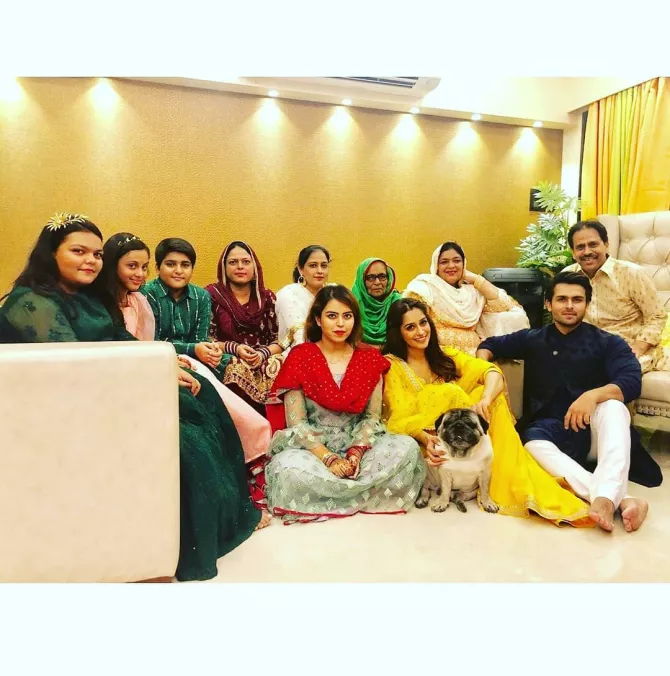 Shoaib Ibrahim Puts Shoes On His Little Sister, Saba Ibrahim In This ...