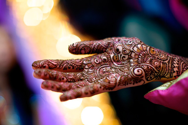 Top 4 Things You Must Keep In Mind While Selecting Your Mehendi Artist