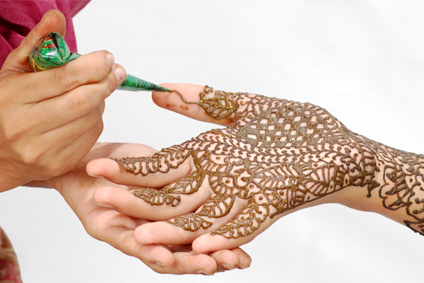 Top 4 Things You Must Keep In Mind While Selecting Your Mehendi Artist ...
