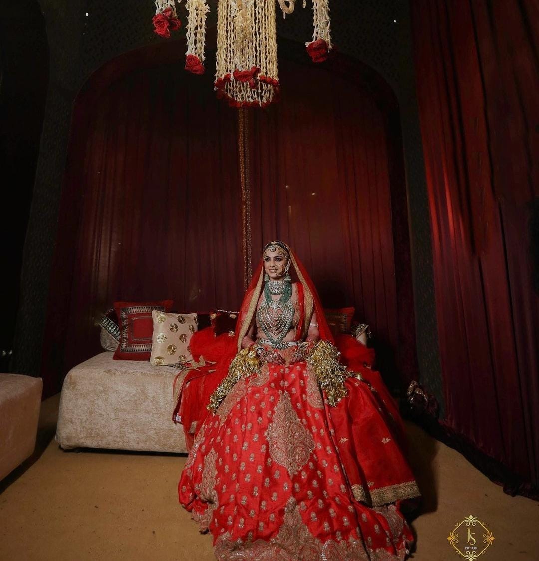 Bride Donned Anamika Khanna's Red Bridal Lehenga, Her Royal 'Shish ...