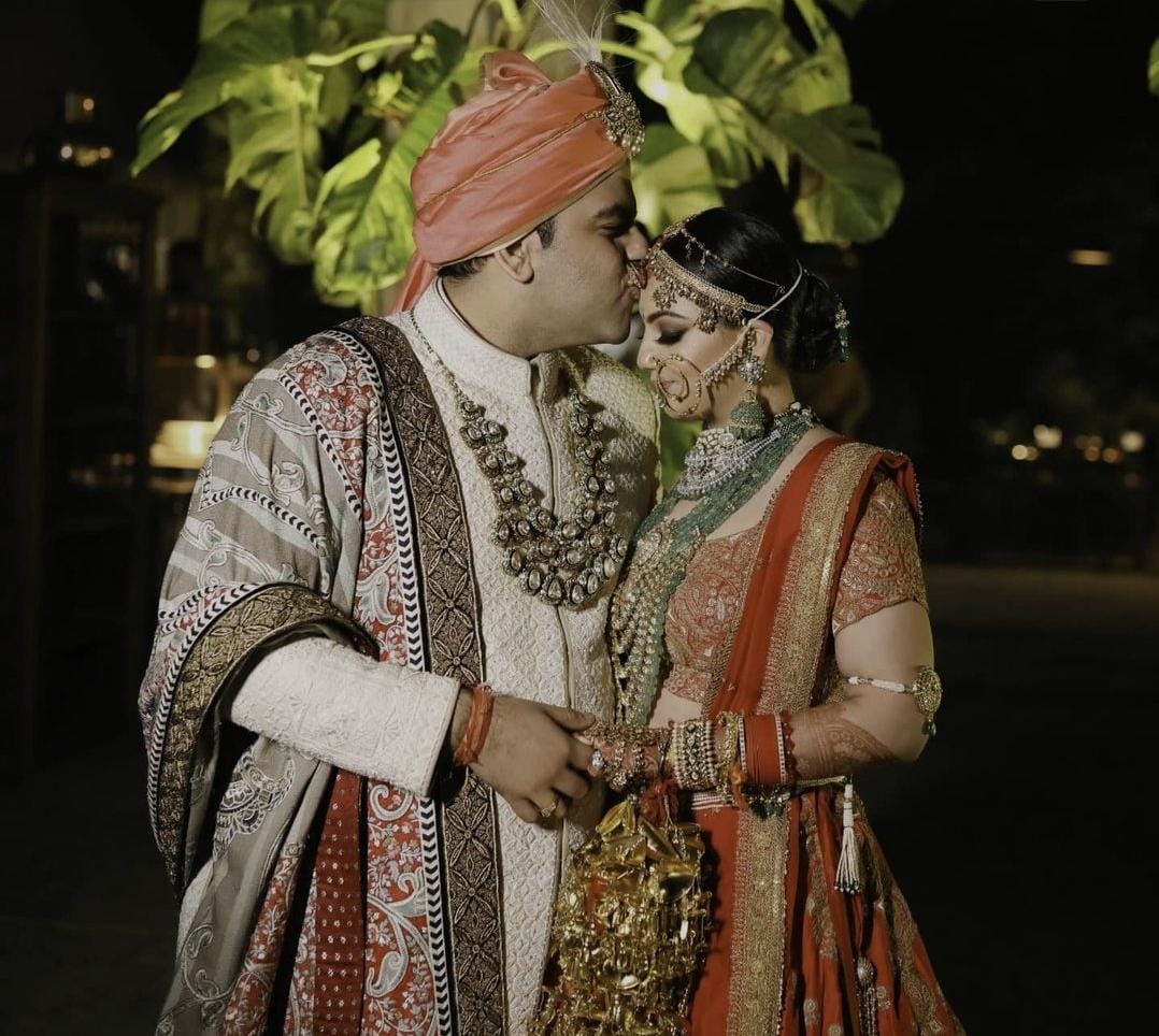 Bride Donned Anamika Khanna's Red Bridal Lehenga, Her Royal 'Shish ...