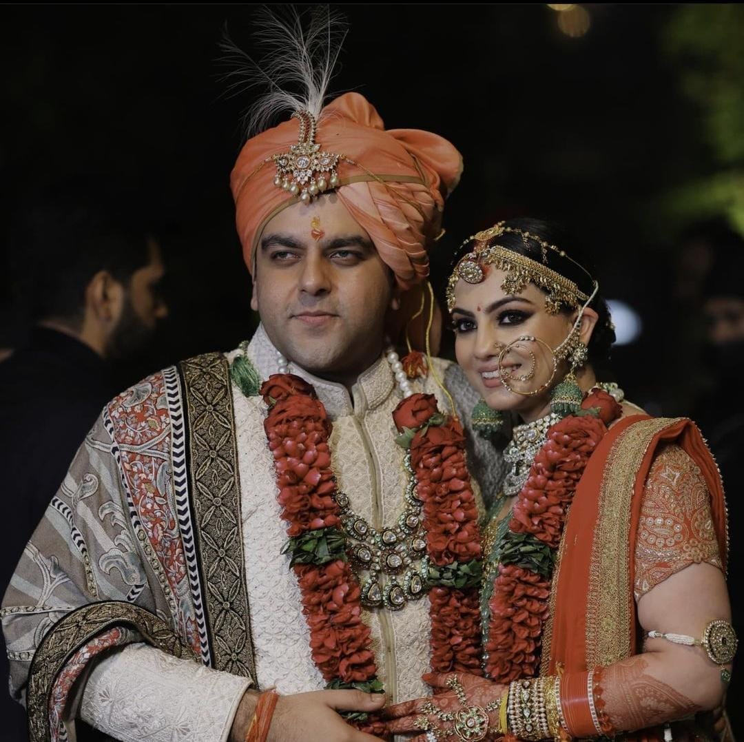 Bride Donned Anamika Khanna's Red Bridal Lehenga, Her Royal 'Shish ...