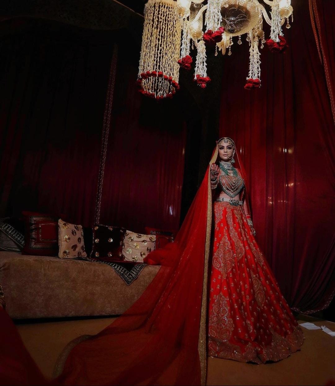 Bride Donned Anamika Khanna's Red Bridal Lehenga, Her Royal 'Shish ...