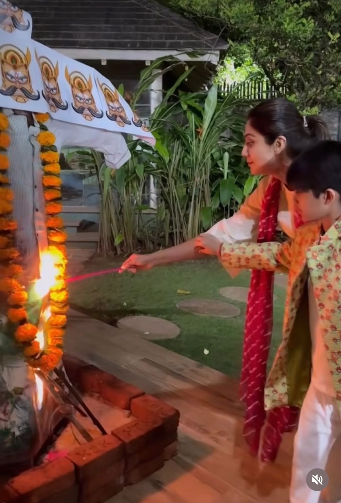 Shilpa Shetty Performs 'Raavan Dahan' With Son, Viaan, Her Daughter ...