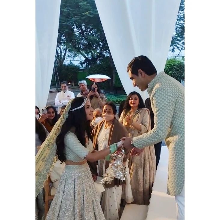 Bride Wore A Minimal Tarun Tahiliani's Lehenga With Mint Green 'Chooda ...