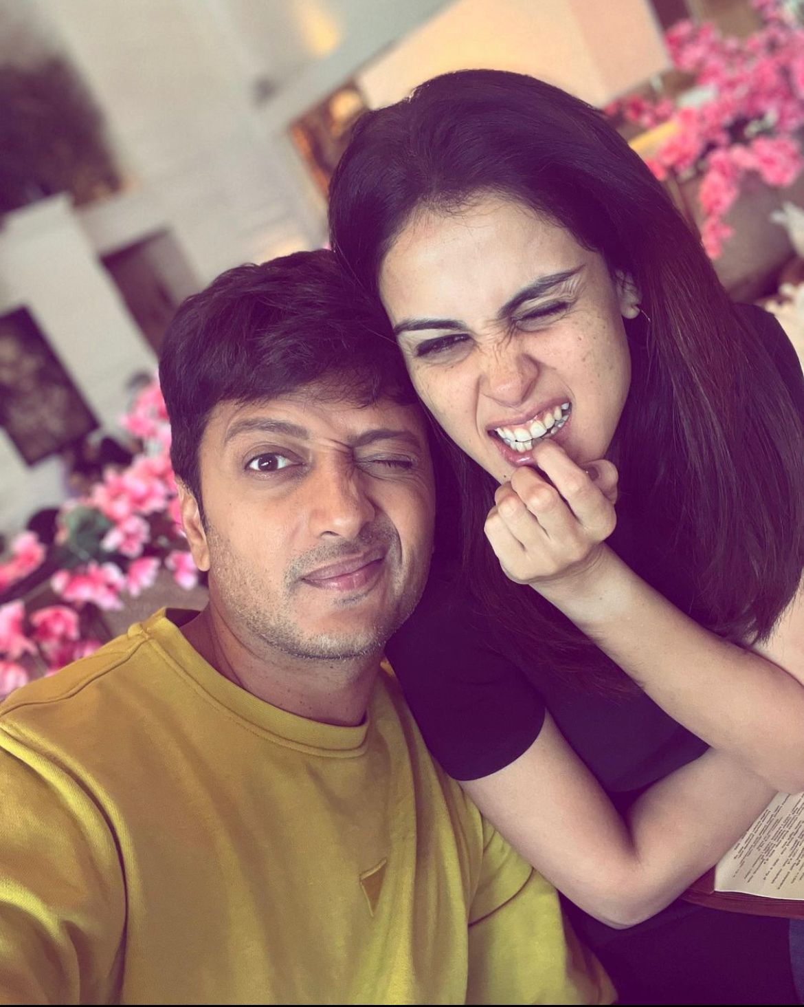 Riteish Deshmukh Shares A Picture With Wife, Genelia From Dating Days ...