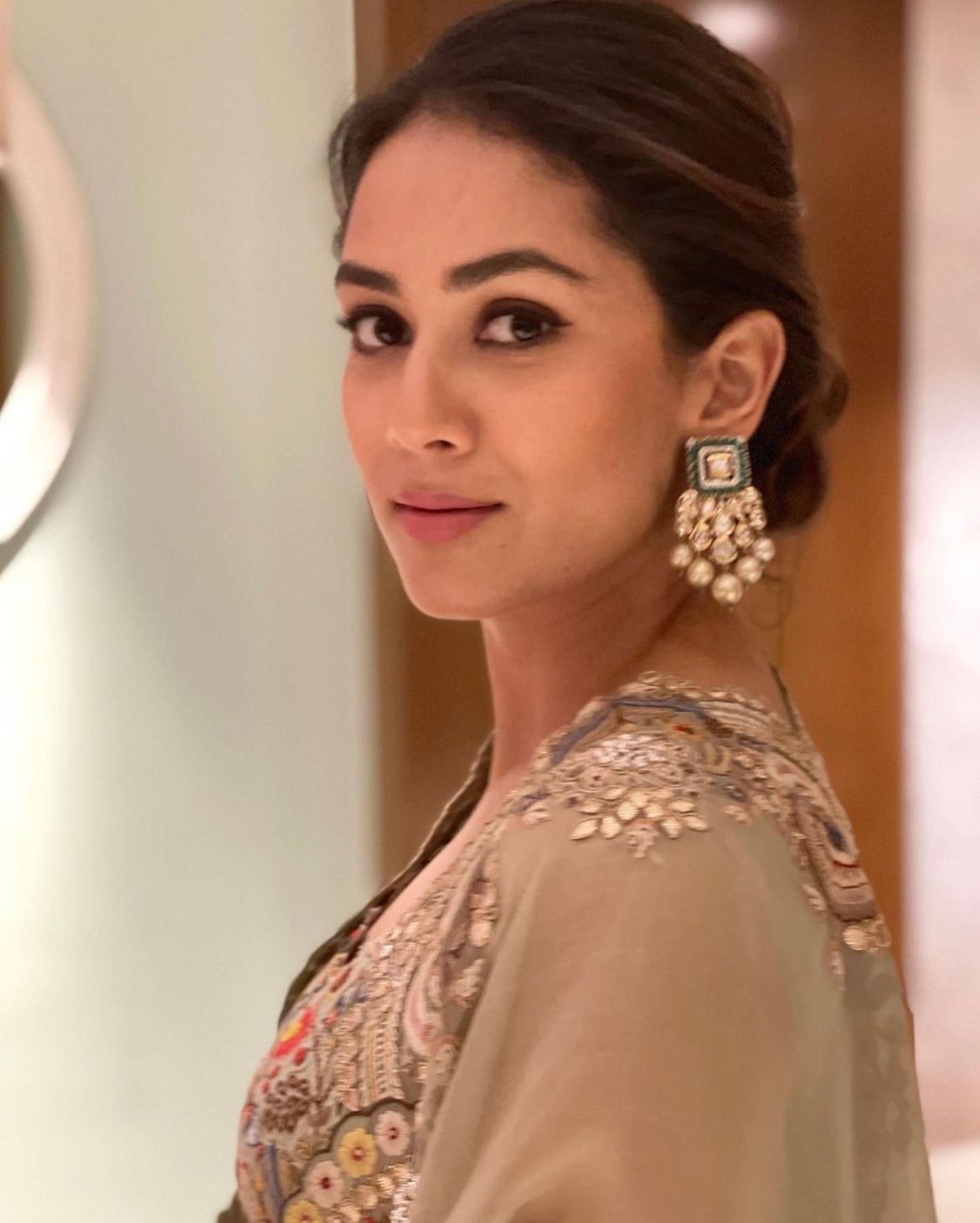 Mira Rajput Kapoor Looks Like A Dream In An Ivory Saree Worth Rs 1.7 ...