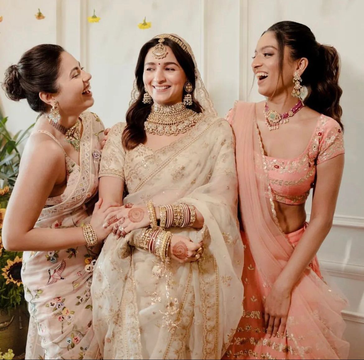 Alia Bhatt Flaunts Her 'Sindoor' And Infinity 'Mangalsutra' As She ...