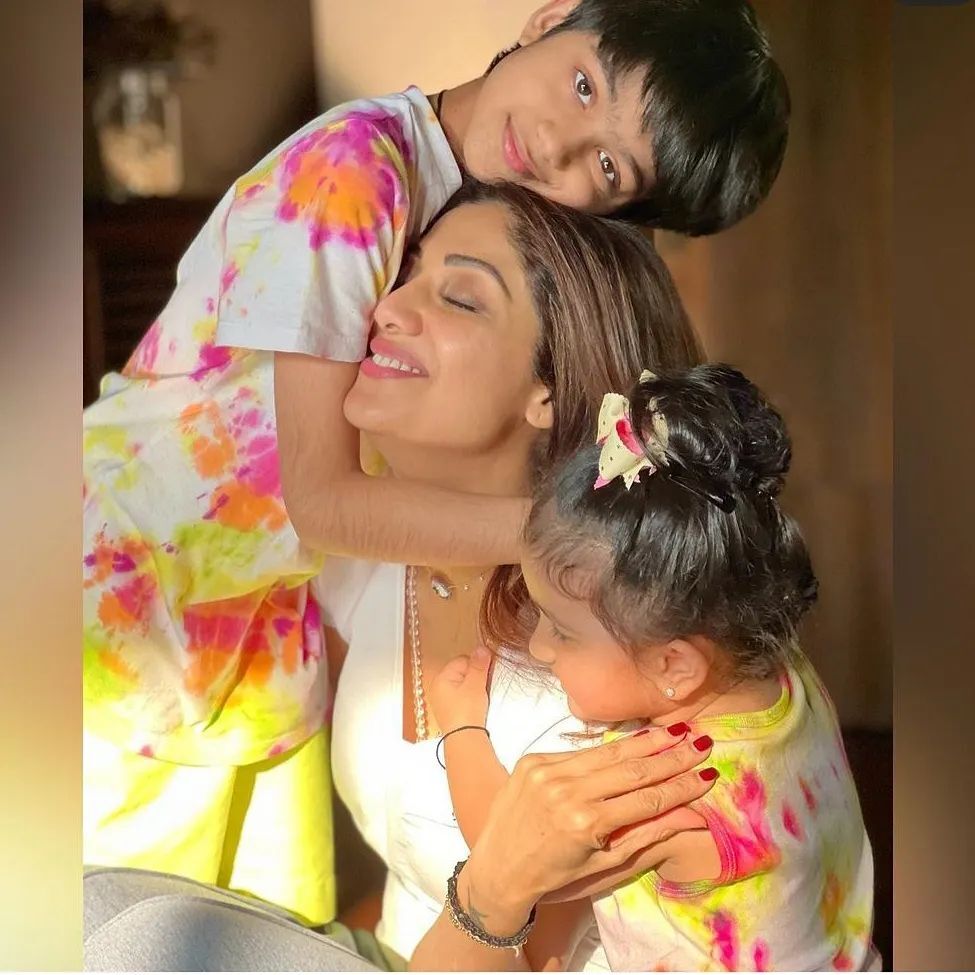 Shilpa Shetty Kundra And Daughter, Samisha Greet Paps With A Smile At ...