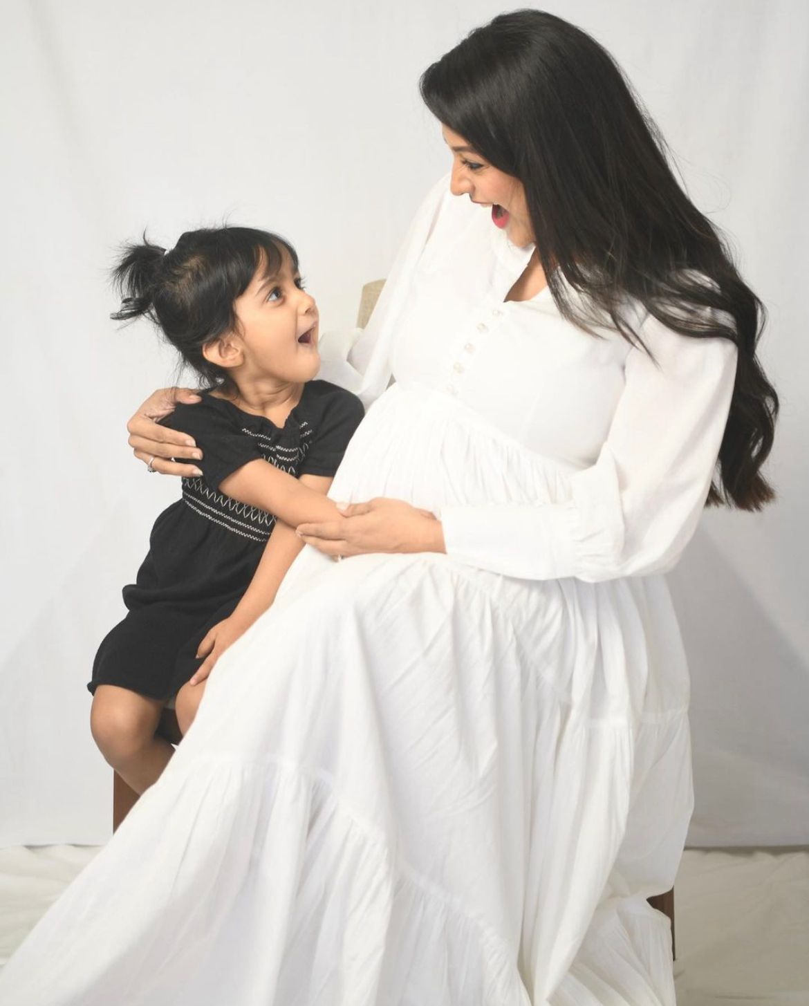 Rucha Hasabnis AKA 'Raashi Ben' Shares Pics From Her Maternity Shoot ...